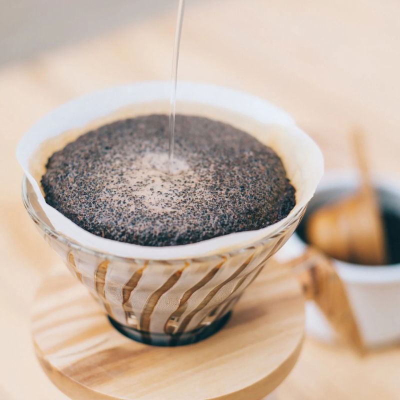 V60 glas 02 dripper med oliventræ – bryg kaffe med præcision
