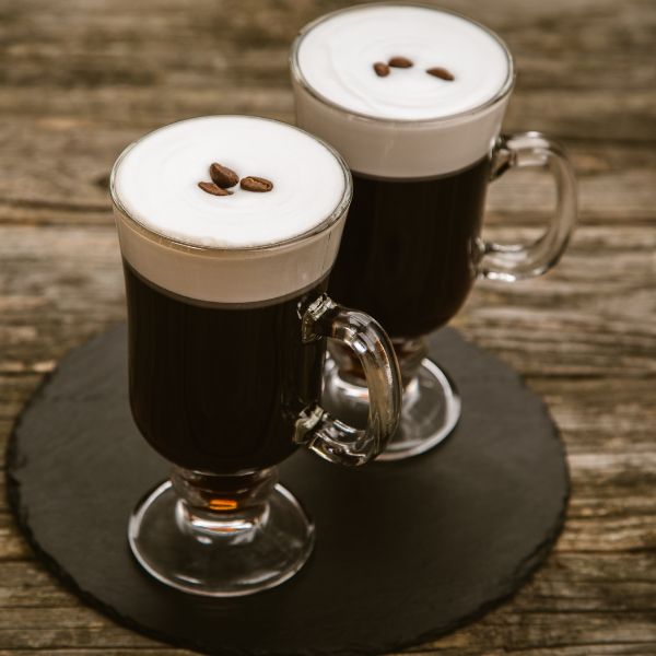 Irish Coffee: Ein Klassischer Warmer Whiskey-Kaffee Cocktail