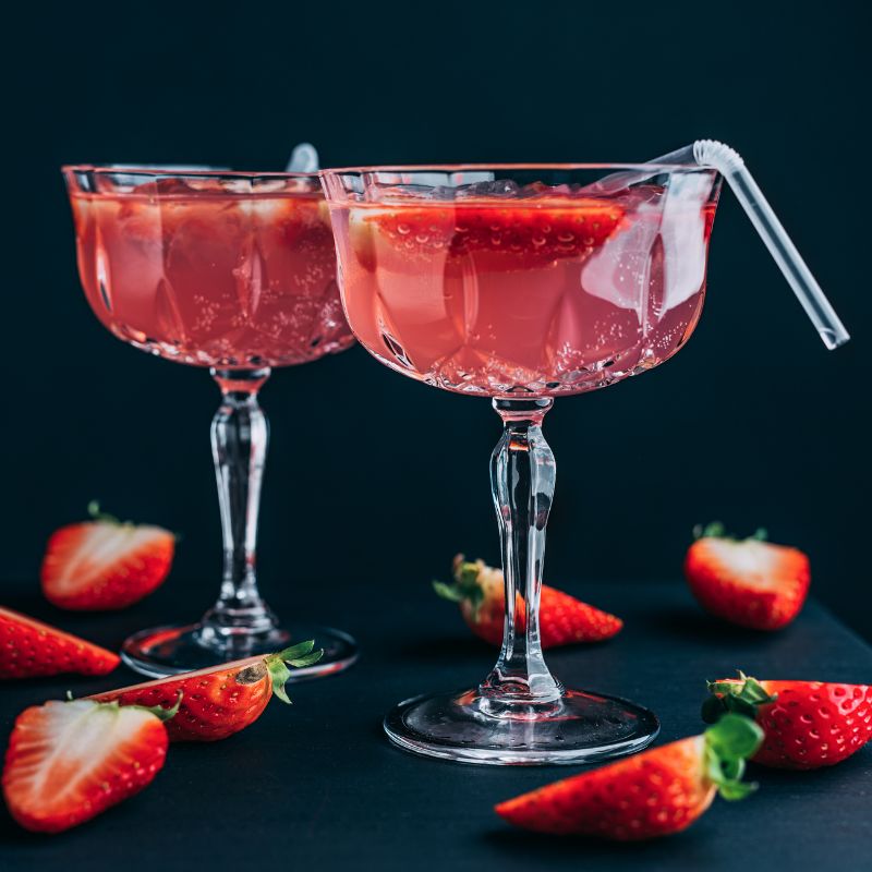 Strawberry-Rhubarb Fizz – elegant cocktail med Prosecco