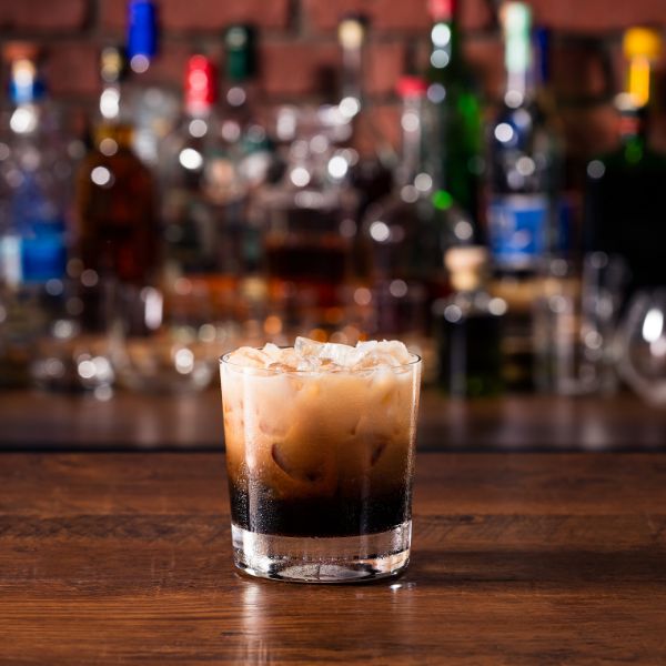 Nyd en Klassisk White Russian Cocktail