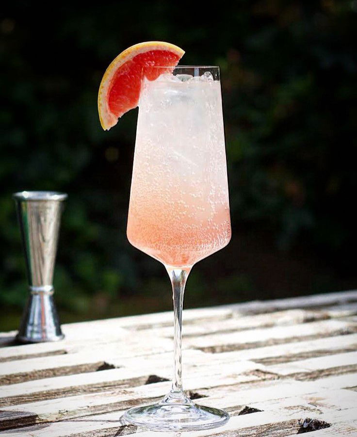 Breezy Rainbow Cocktail: En Unik Fusion af Vodka, Tranebærjuice og ...