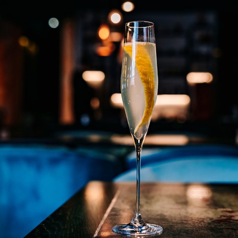 Den perfekte champagne cocktail – opskrift og tips